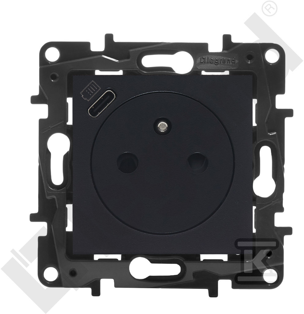 Single power socket with ground with USB type C in the tag, automatic ...